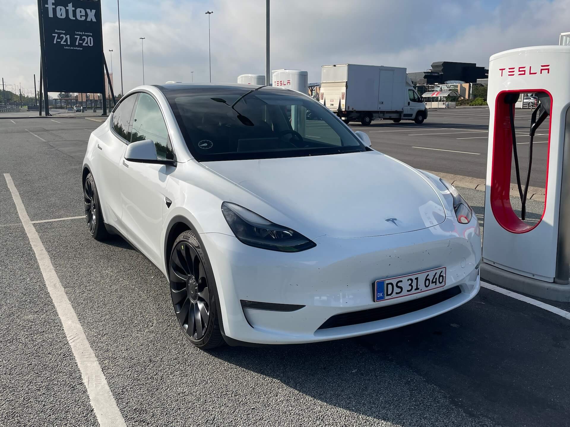 Tesla Model Y Test & Anmeldelse - Biluniverset