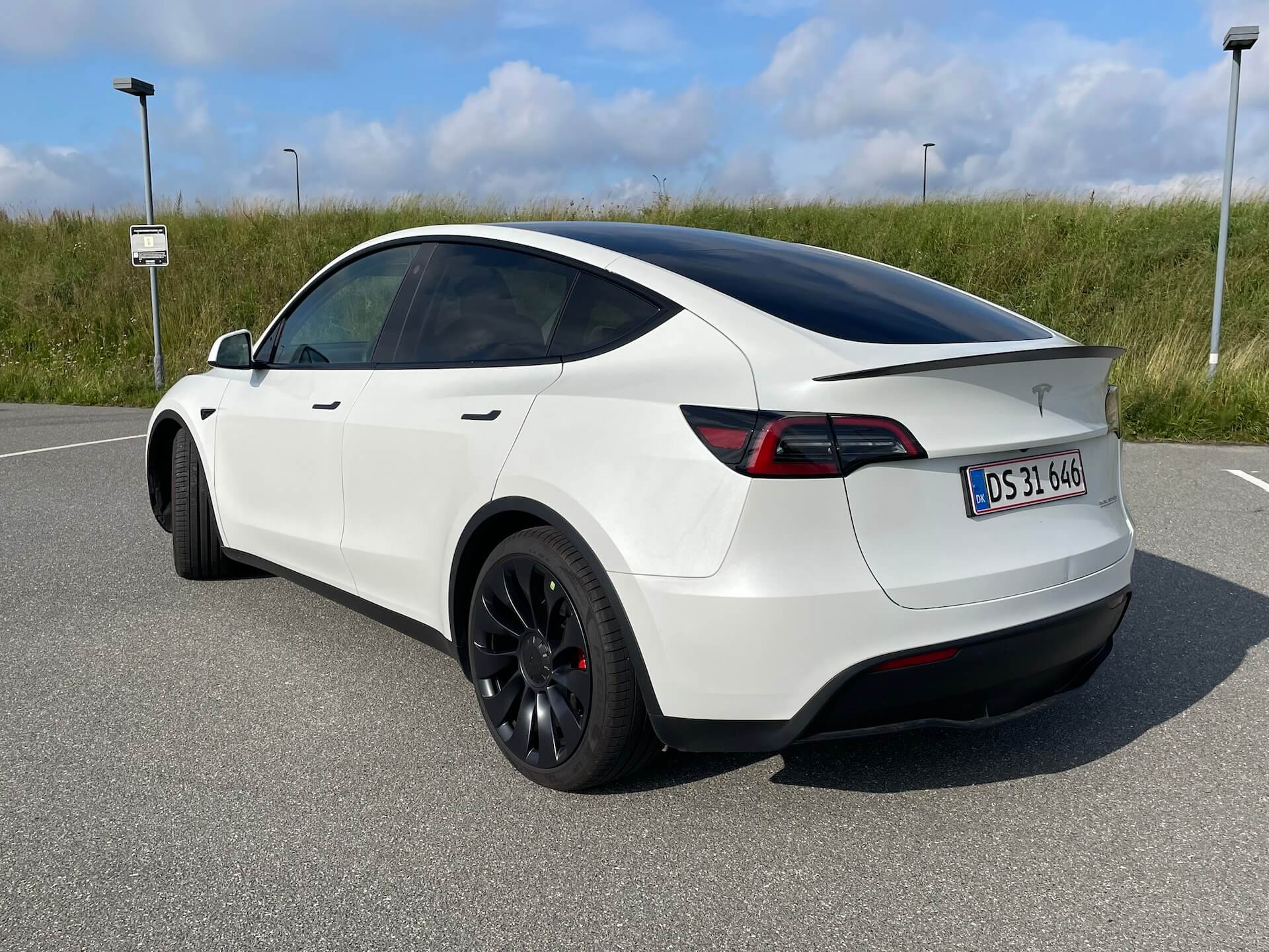 Tesla Model Y Test & Anmeldelse - Biluniverset